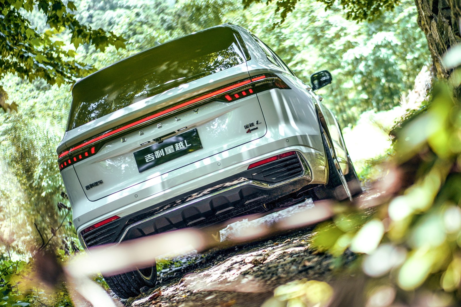 "Chiński Mercedes" już w sprzedaży! Duży SUV ocieka luksusem i ...