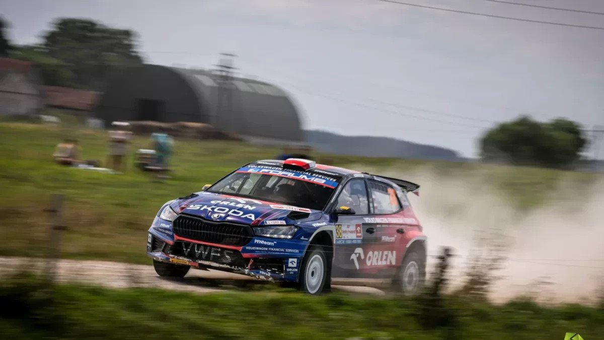 Wystartował ORLEN 80. Rajd Polski. Tanak i Jarveoja liderami.