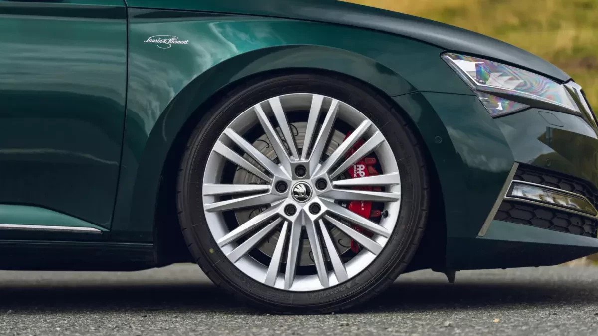Skoda zaprezentowała Superba w wersji RE Performance. Ma 470 KM czyli ...