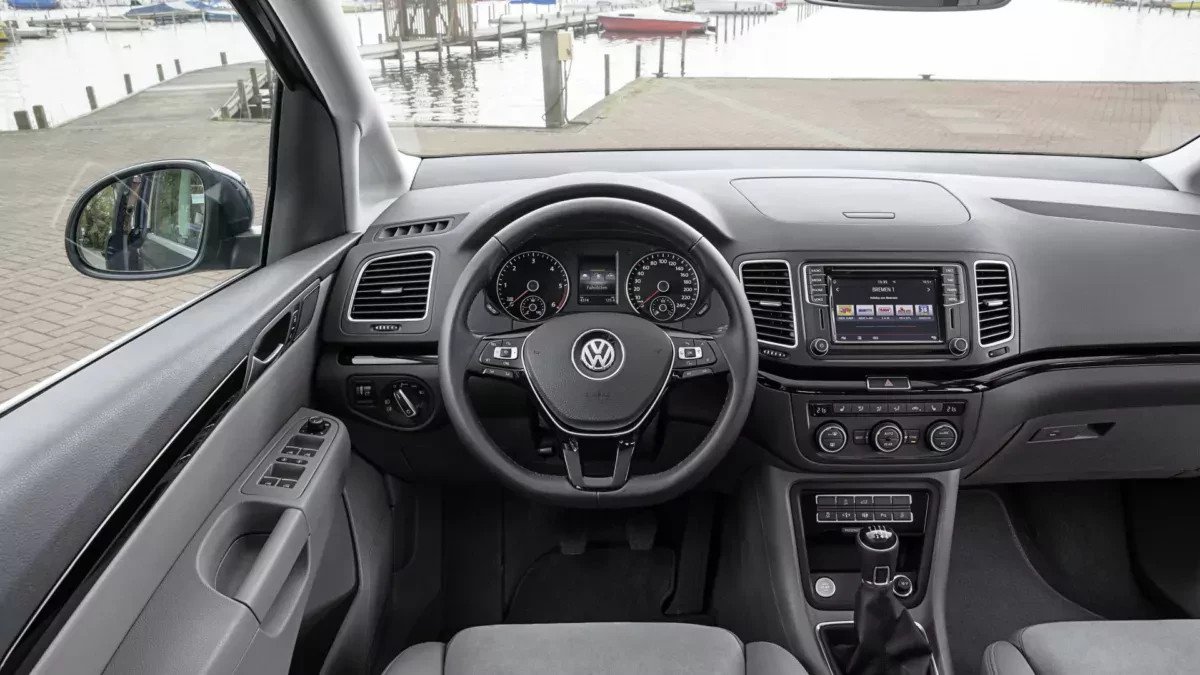 To król rodzinnych minivanów. Volkswagen zachwyca jakością.