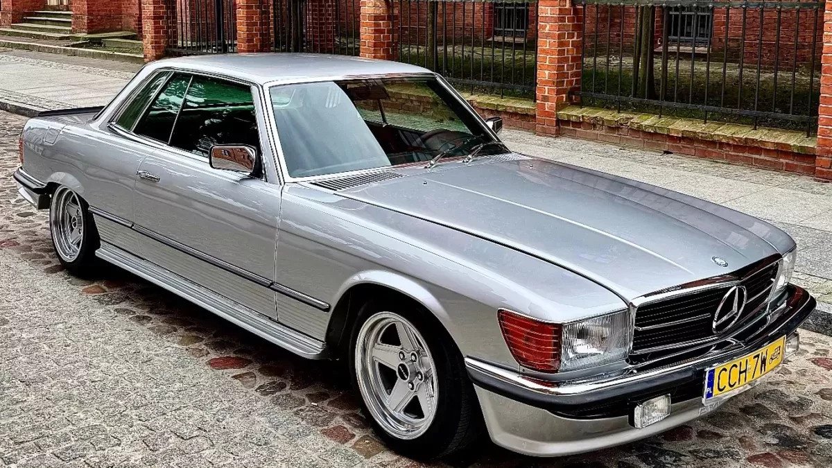 Okazyjna cena w Polsce za unikatowego Mercedesa 450 SLC 5.0 V8 AMG z 1979 r. Model to nieco ...