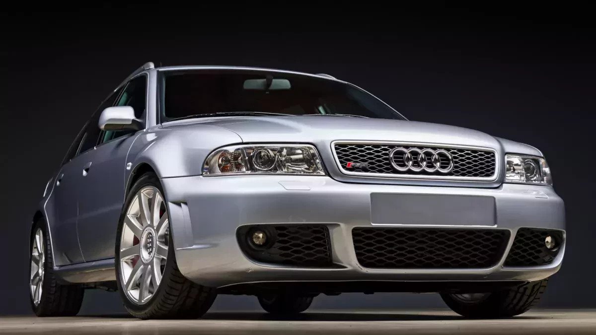 Audi RS4 z 2002 roku z przebiegiem 11200 km na sprzedaż. Pod maską ...
