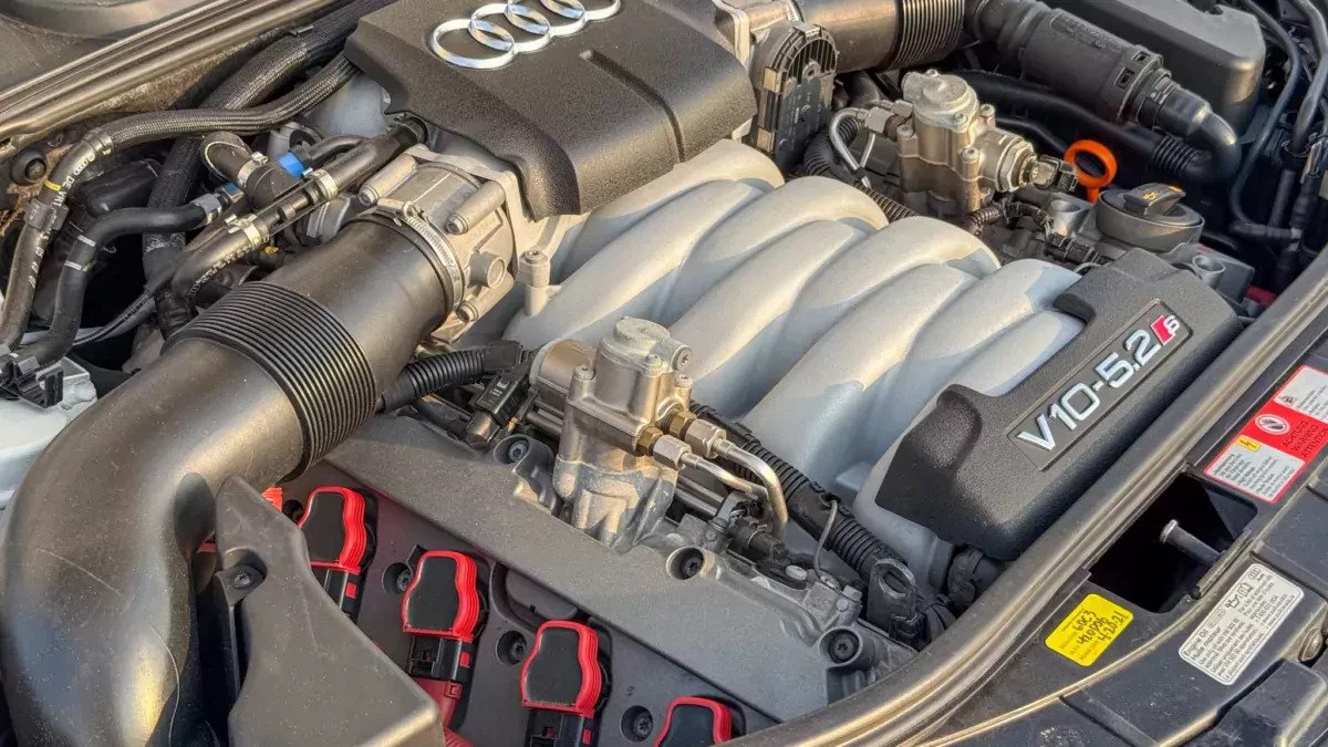 Najbardziej luksusowe Audi S8 za jedyne 63 800 zł. Pod maską 5,2 ...