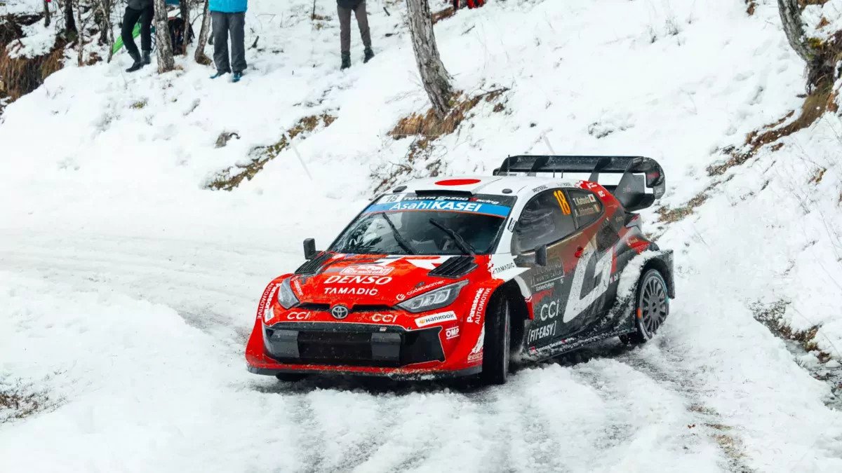 Ciemności, śnieg i lód – gwiazdy WRC mają za sobą piątek na Rajdzie ...