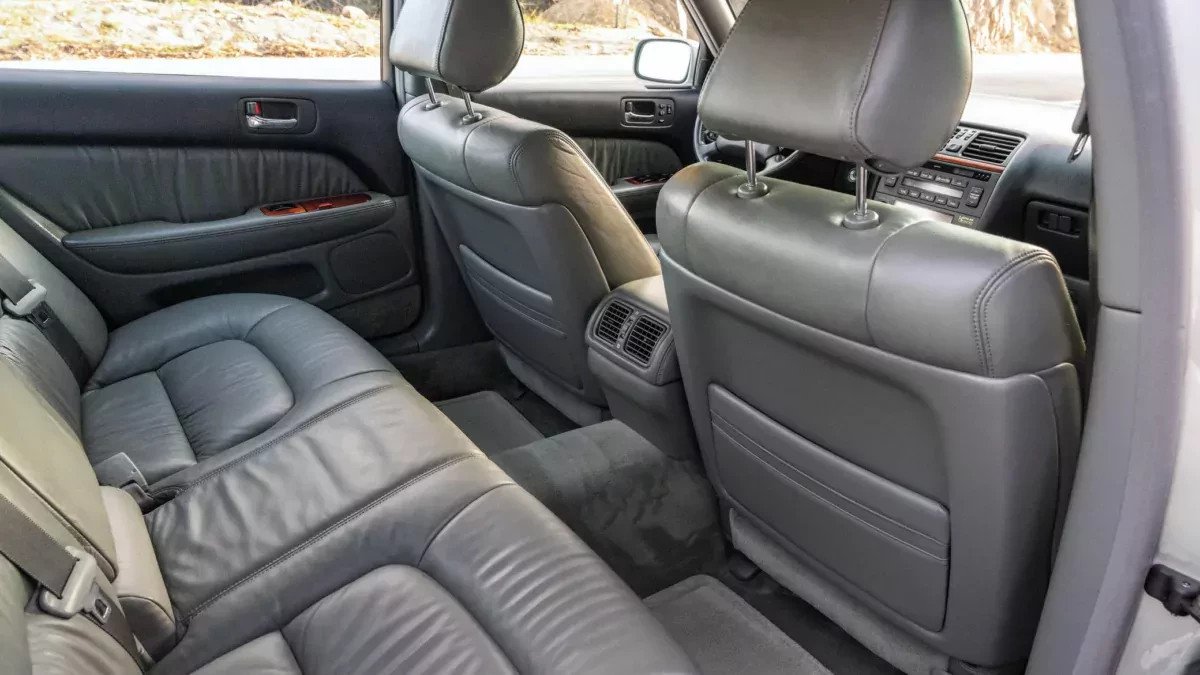 Ten wyjątkowy Lexus ma tylko 73 tys. km przebiegu. Limuzyna tańsza od ...