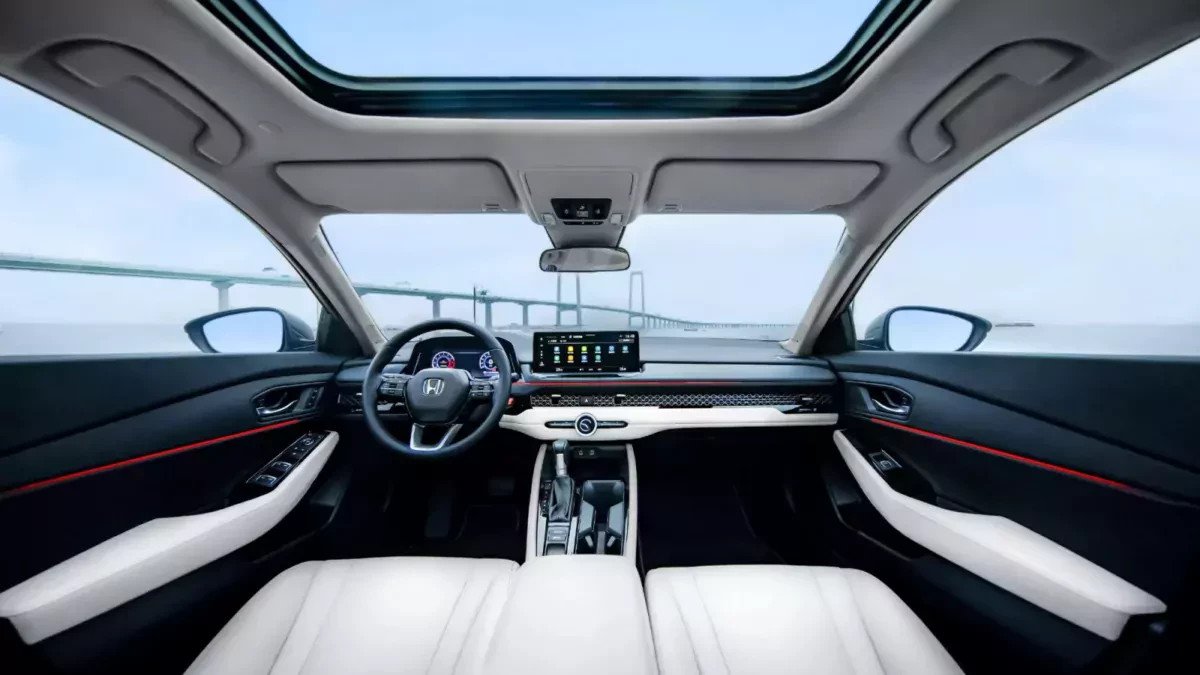 Nowa Honda Accord z ceną 71 400 złotych. To duży, rodzinny sedan z 2 ...