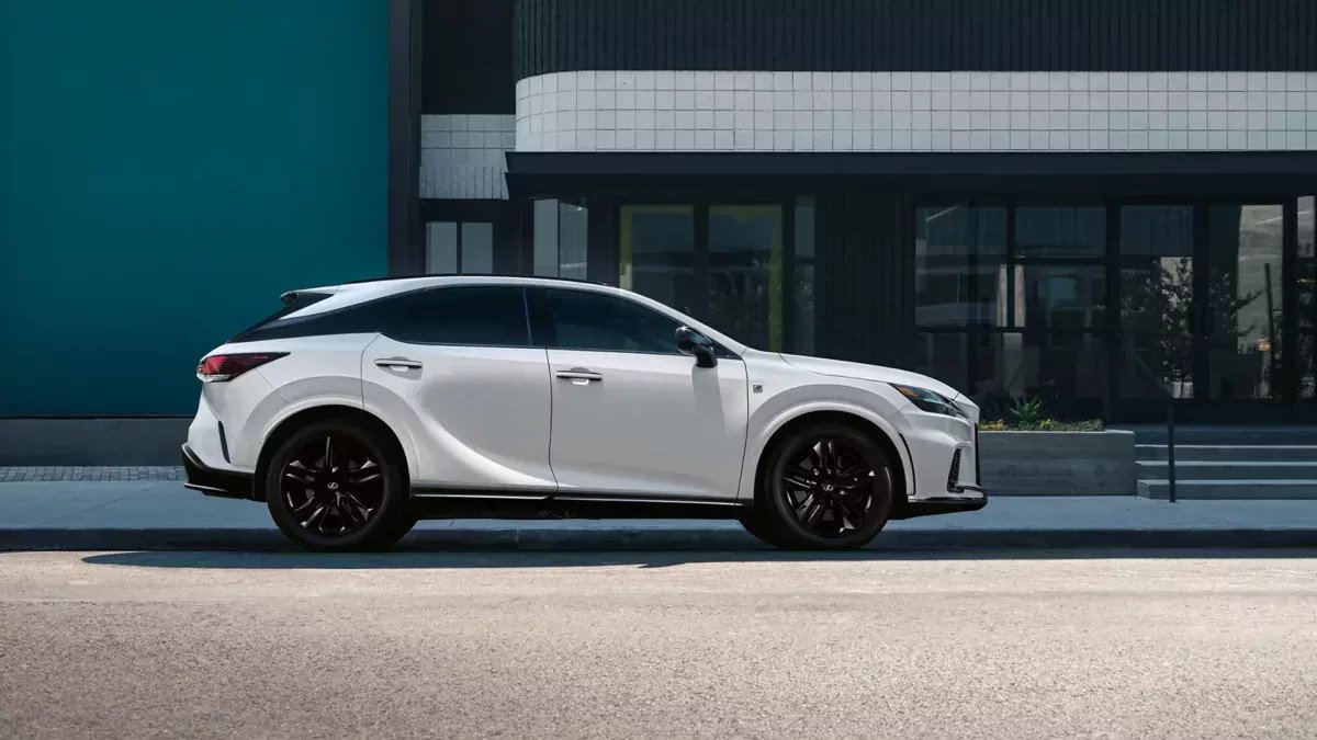 Lexus drażni rywali z Porsche i Mercedesa. Oferuje Polakom flagowego ...
